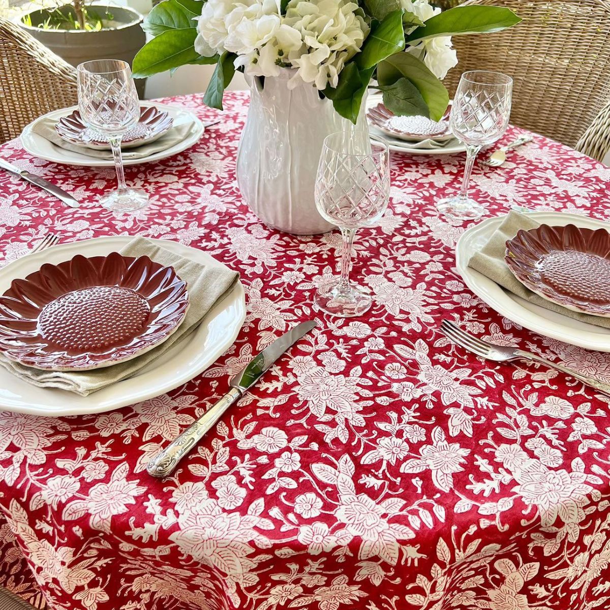 Red and white round Christmas tablecloth - Decor Mantra